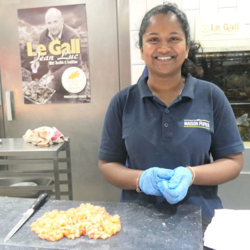 Poissonnière La poissonière maitrise les techniques d'un savoir faire d ...